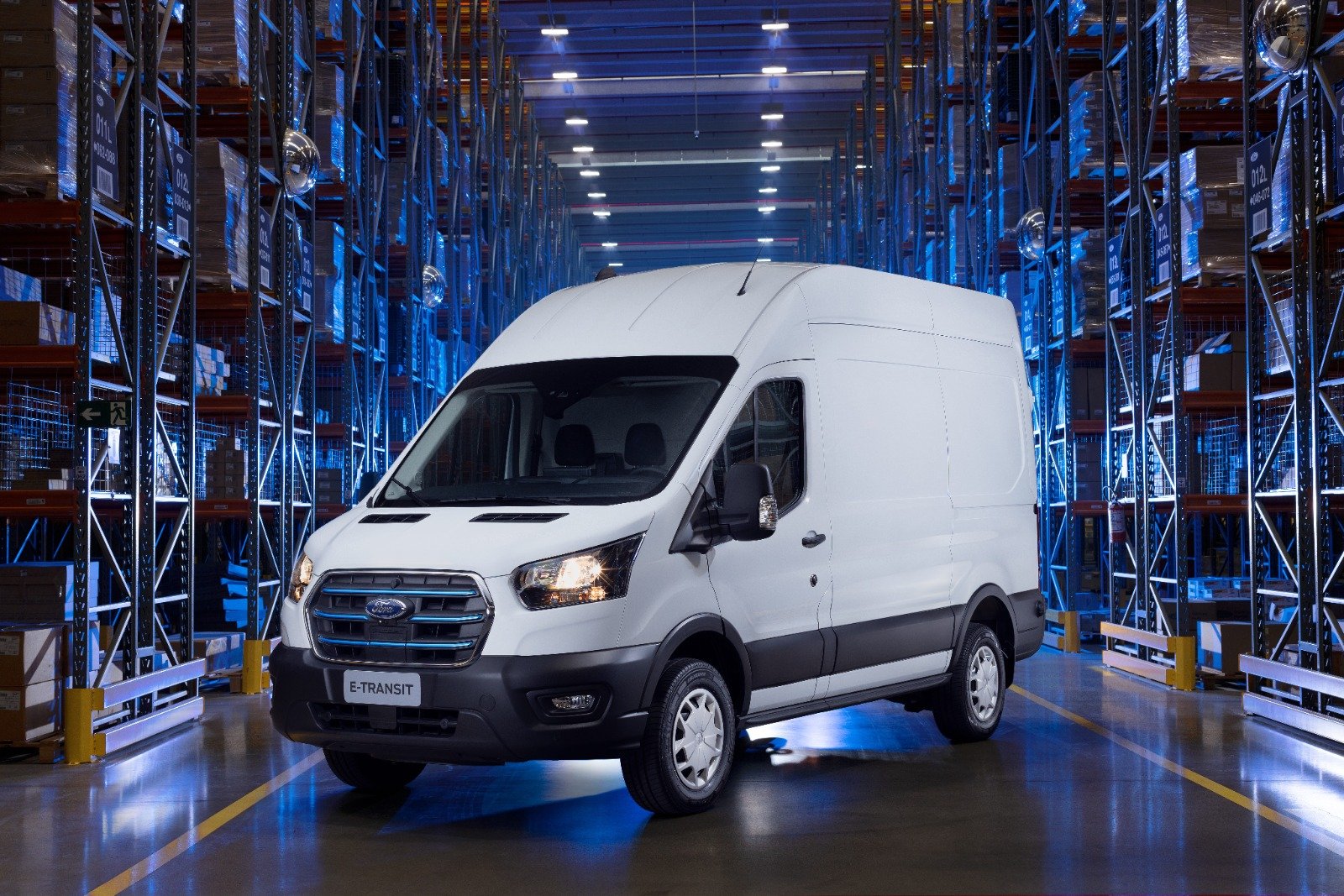 Ford Pro anuncia o início de vendas da van elétrica E-Transit